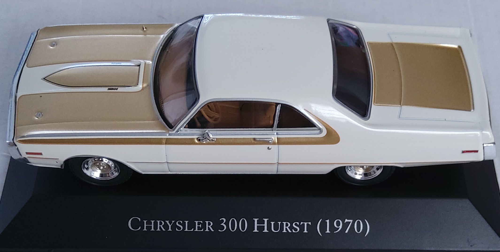 Chrysler 300 Hurst 1970 creme/gold 1:43 – Traffic Modelcars