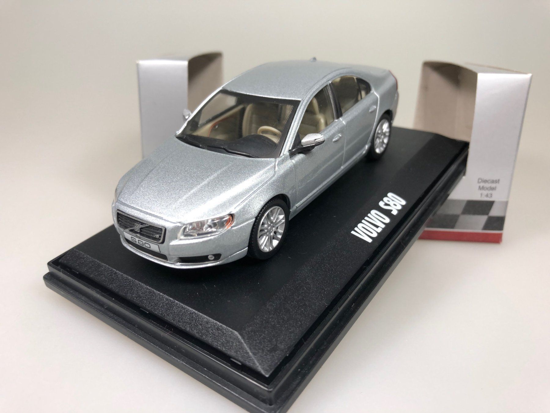 Volvo S80 silver 1:43 – Traffic Modelcars