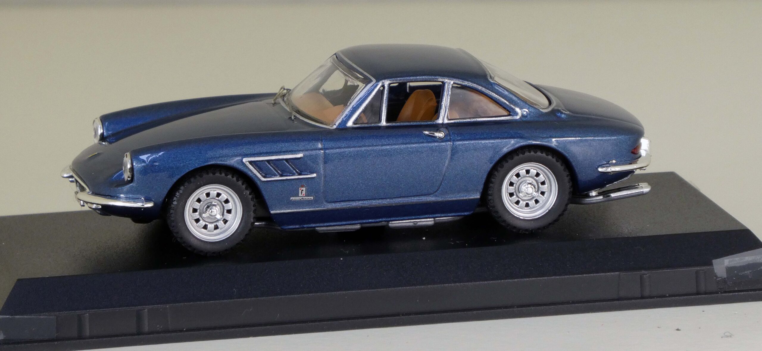 Ferrari 330 GTC blue metallic 1:43 – Traffic Modelcars