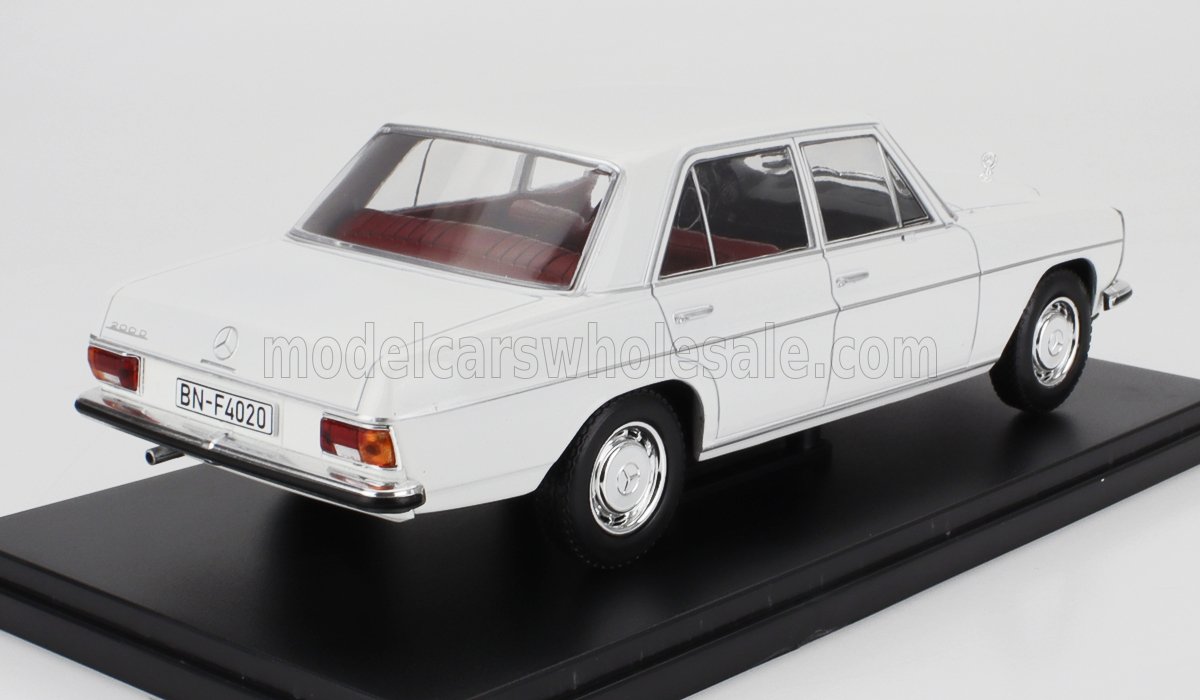 Mercedes-Benz 200D (W115) 1968 white 1:24 – Traffic Modelcars