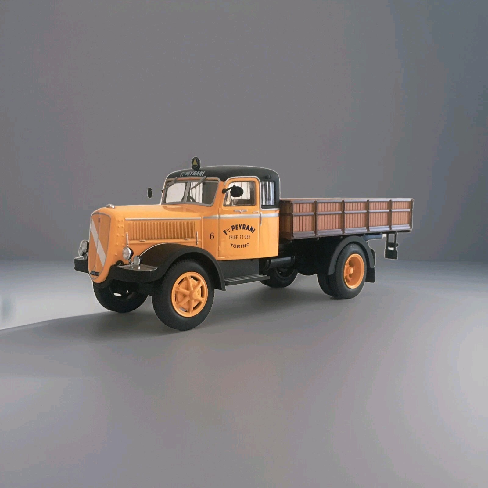 Fiat 634 N II serie 1937 yellow/black 1:43 – Traffic Modelcars